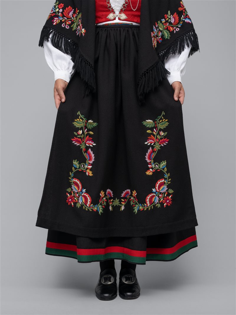 Brodert forkle til vest-agder bunad - Norsk Flid nettbutikk og bunader